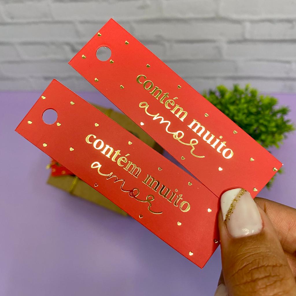 Tag Palito Hot Stamping Dourado "Contém Muito Amor" vermelho - Luli Paper