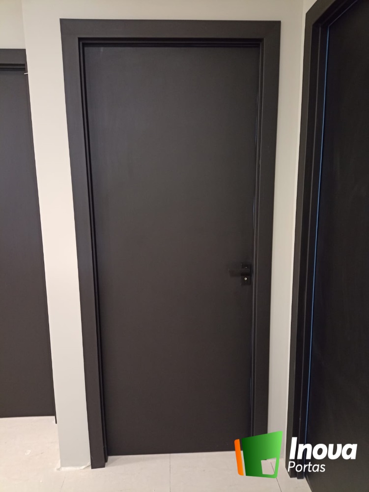 Porta de Madeira Lisa Revestida Pet PVC Preta - Inova Portas - (44 ...