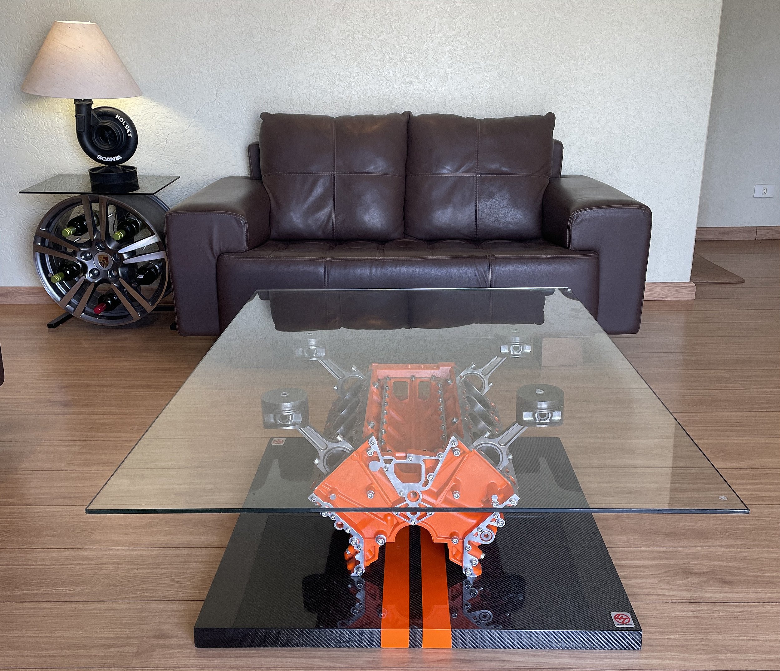 Mesa de centro motor V8 com base em carbono - 4Tempos