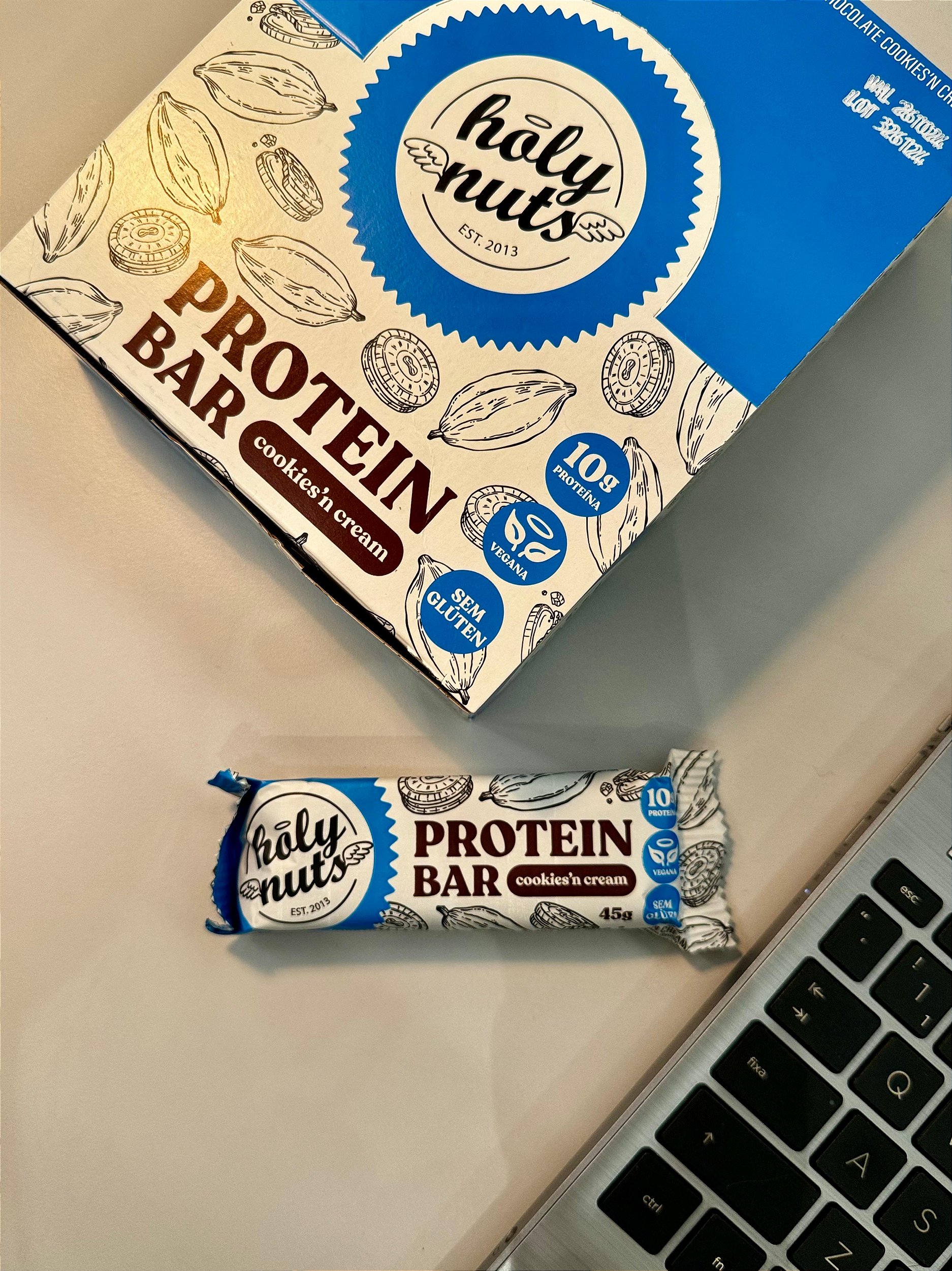 DISPLAY BARRA DE PROTEINA VEGANA - COOKIES'N'CREAM - Holy Nuts DISPLAY BARRA DE PROTEINA VEGANA - COOKIES'N'CREAM - Holy Nuts