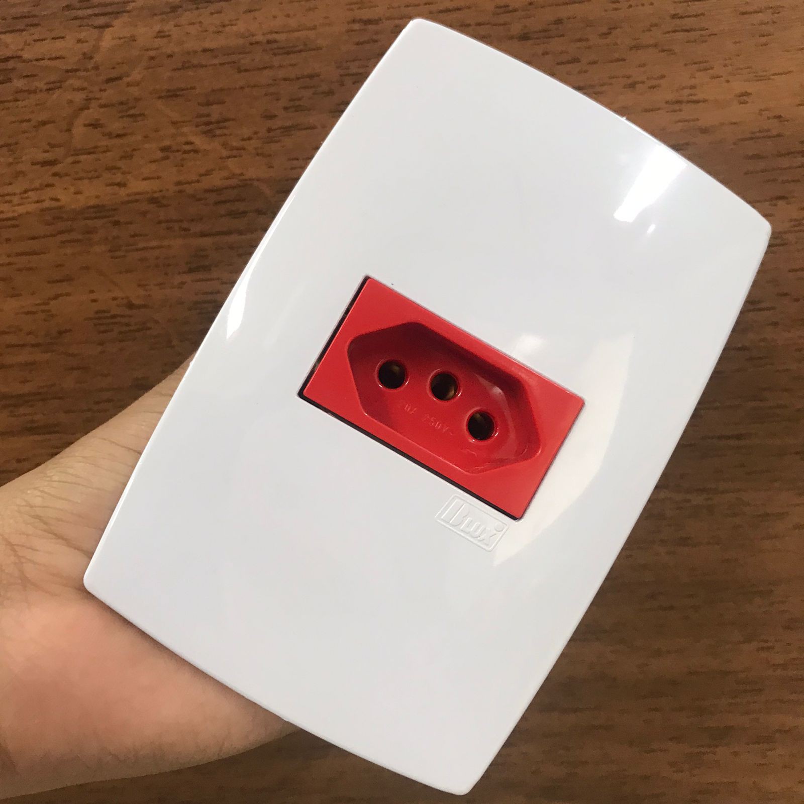 CJ TOMADA 20A VERMELHO HORIZONTAL 4X2 - BLUX HOME BRANCO - AG Leste Materiais