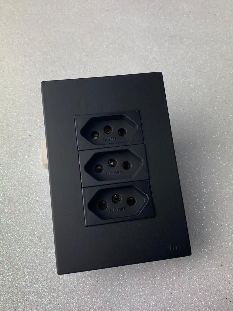 CJ TOMADA TRIPLA 20A 4X2 - RECTA BLACK SATIN FOSCO - AG Leste Materiais