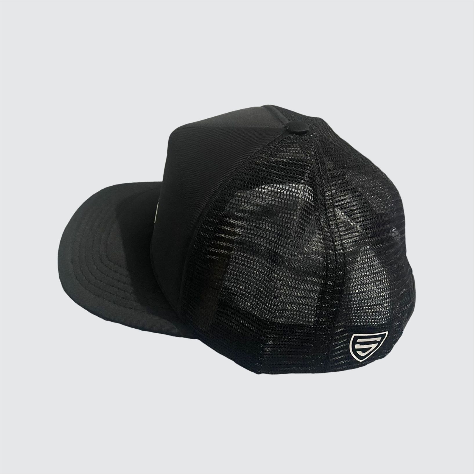 Boné Trucker 100% poliéster com detalhes em alto relevo emborrachado ...