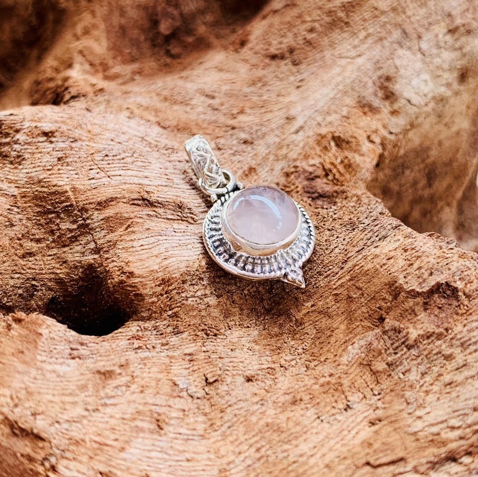 Pingente pequeno Bali pedra natural quartzo rosa transparente - Onda de Pratas