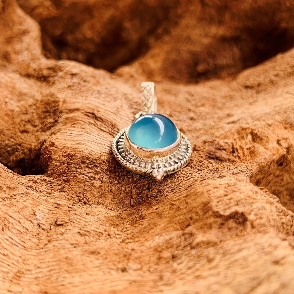 Pingente pequeno Bali pedra Calcedônia - Onda de Pratas