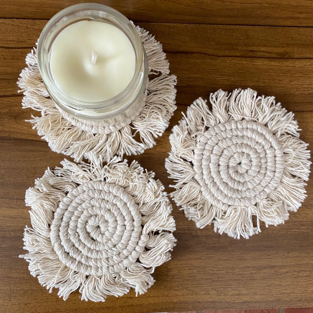 Porta-velas em macramê com franja e barbante natural - DO ALMO ATELIÊ