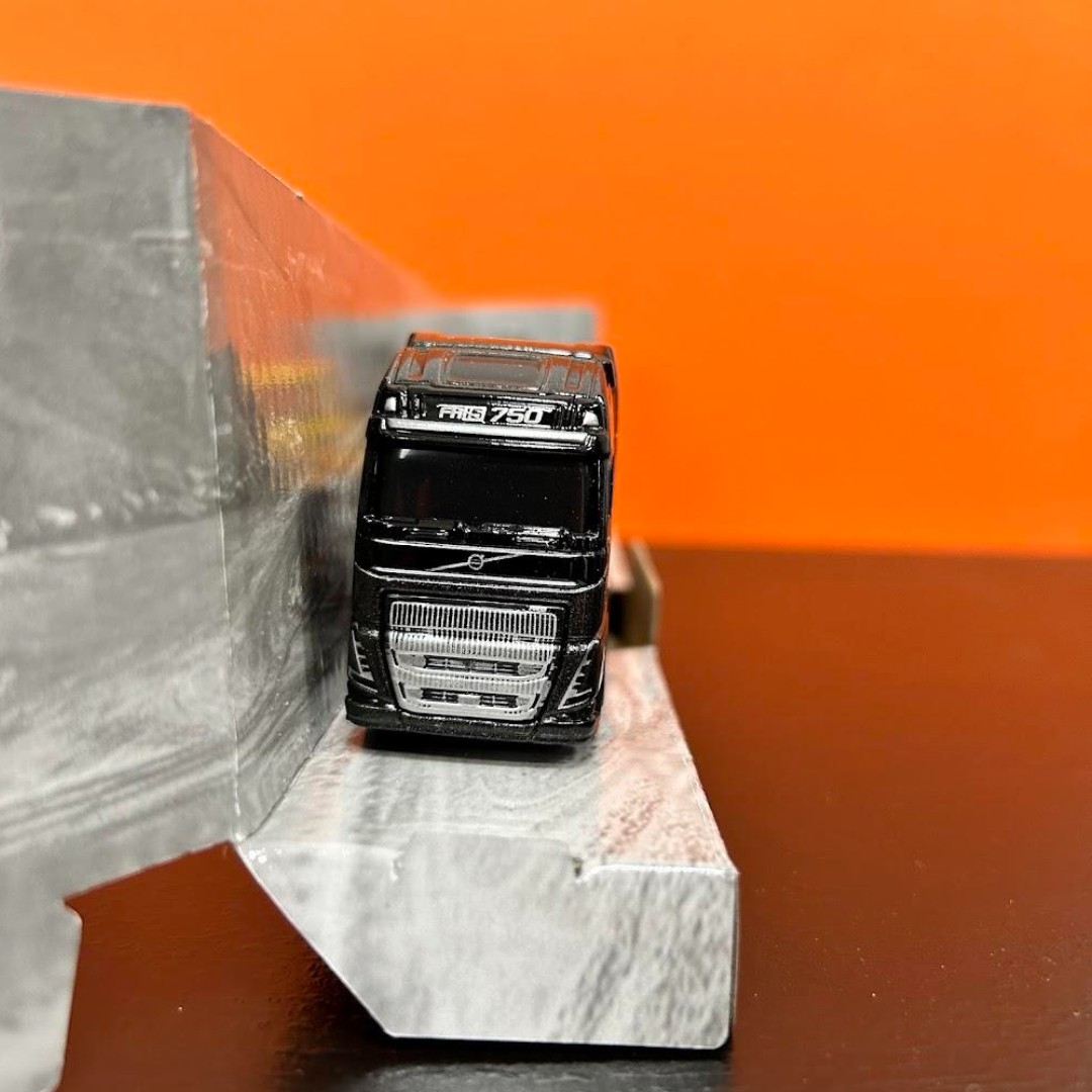 Miniatura Caminhão Volvo Fh16 - Maisto Big Hauler - AutoMOTIVO Store