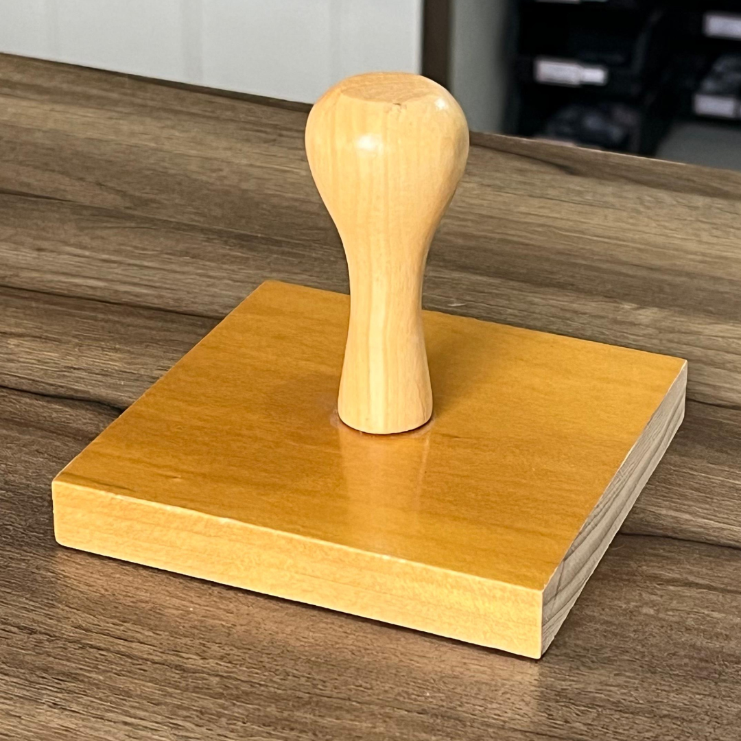 Carimbo personalizado em base de madeira 10x10cm com cabo - Chaveiro em ...