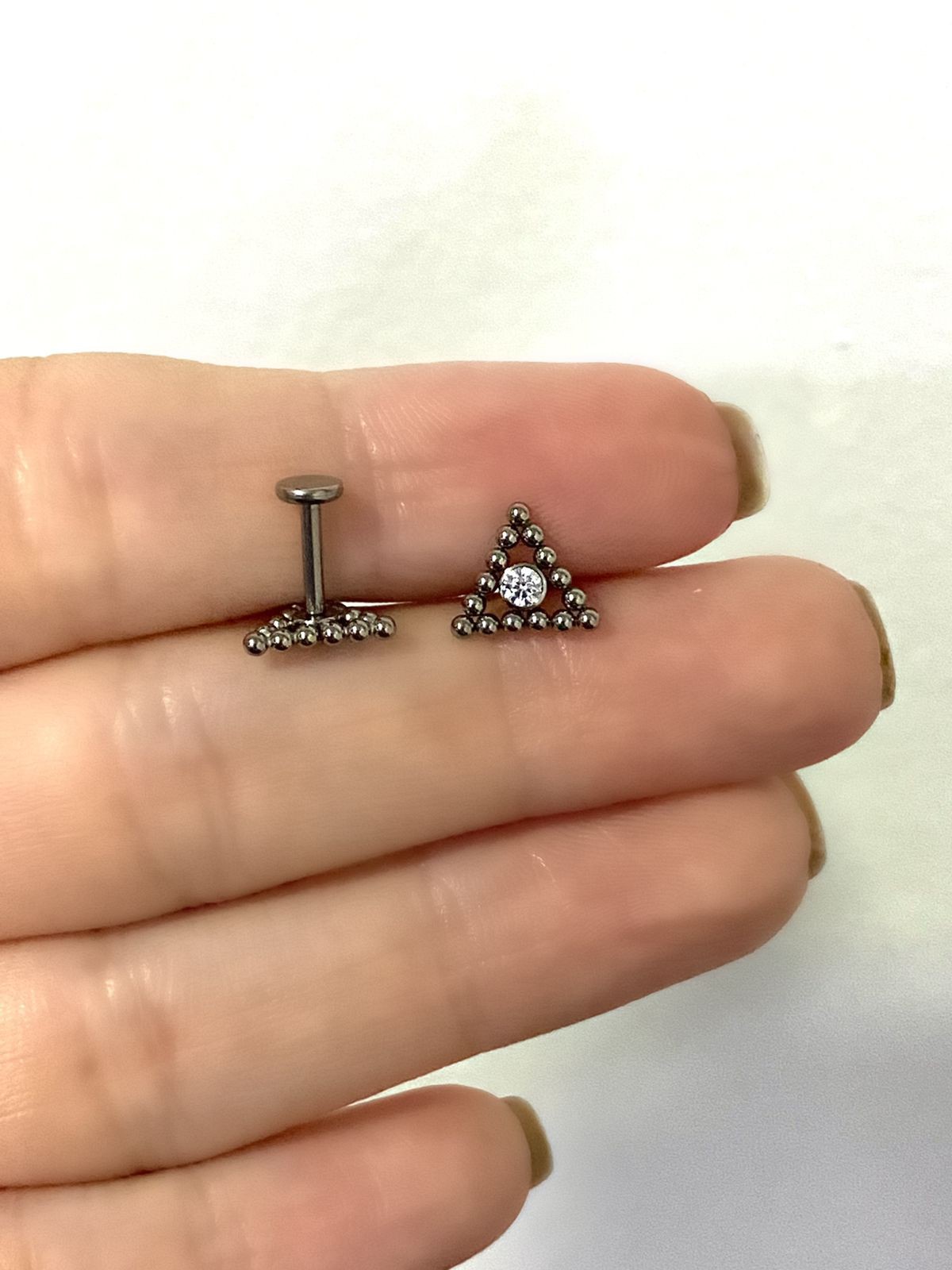 Joia Labret Esferas Triangular CZ | Titânio | Piercing de Orelha ...