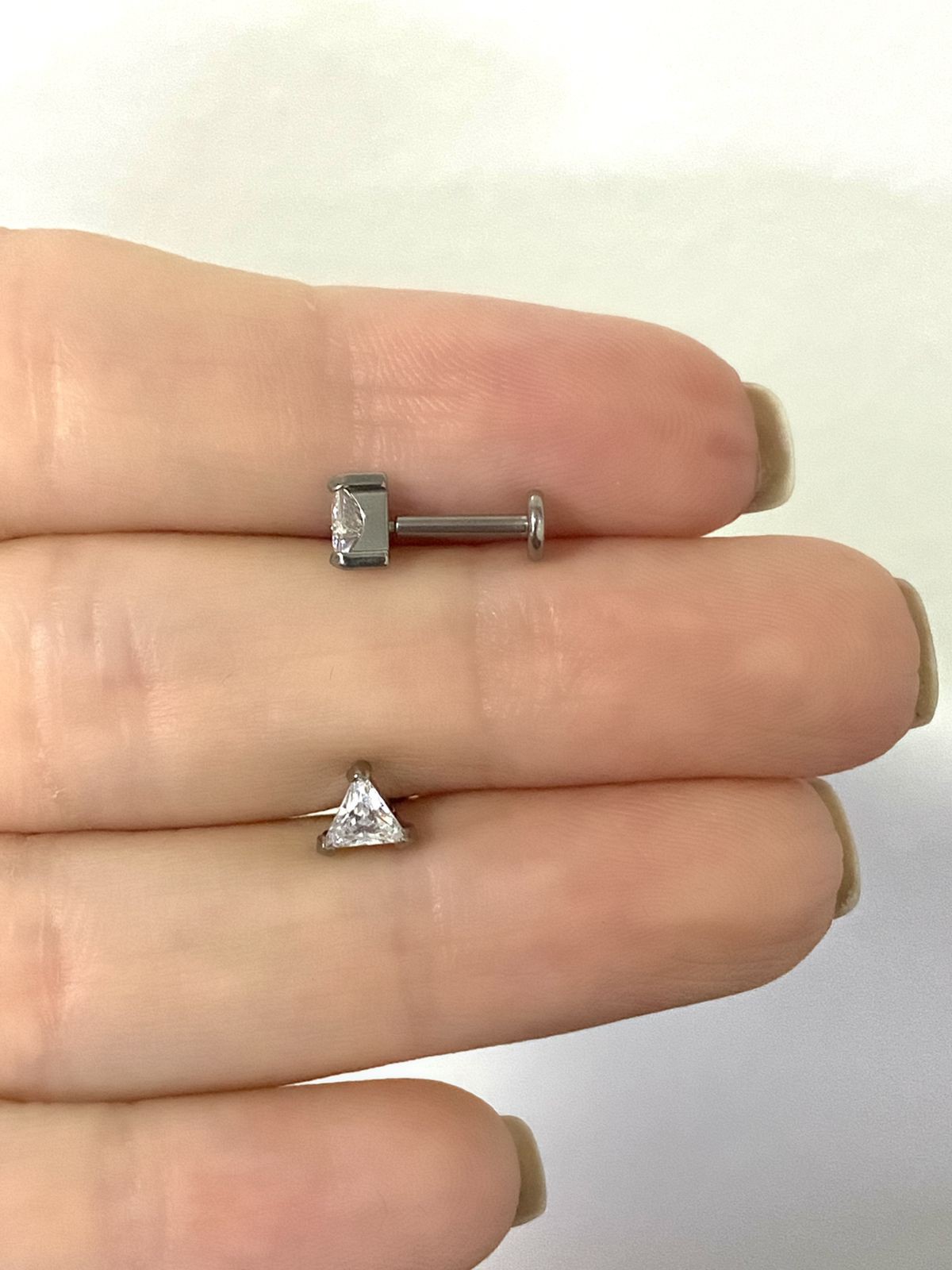 Joia Labret Zircônia Triangular | Titânio | Piercing de Orelha - Jhonny ...
