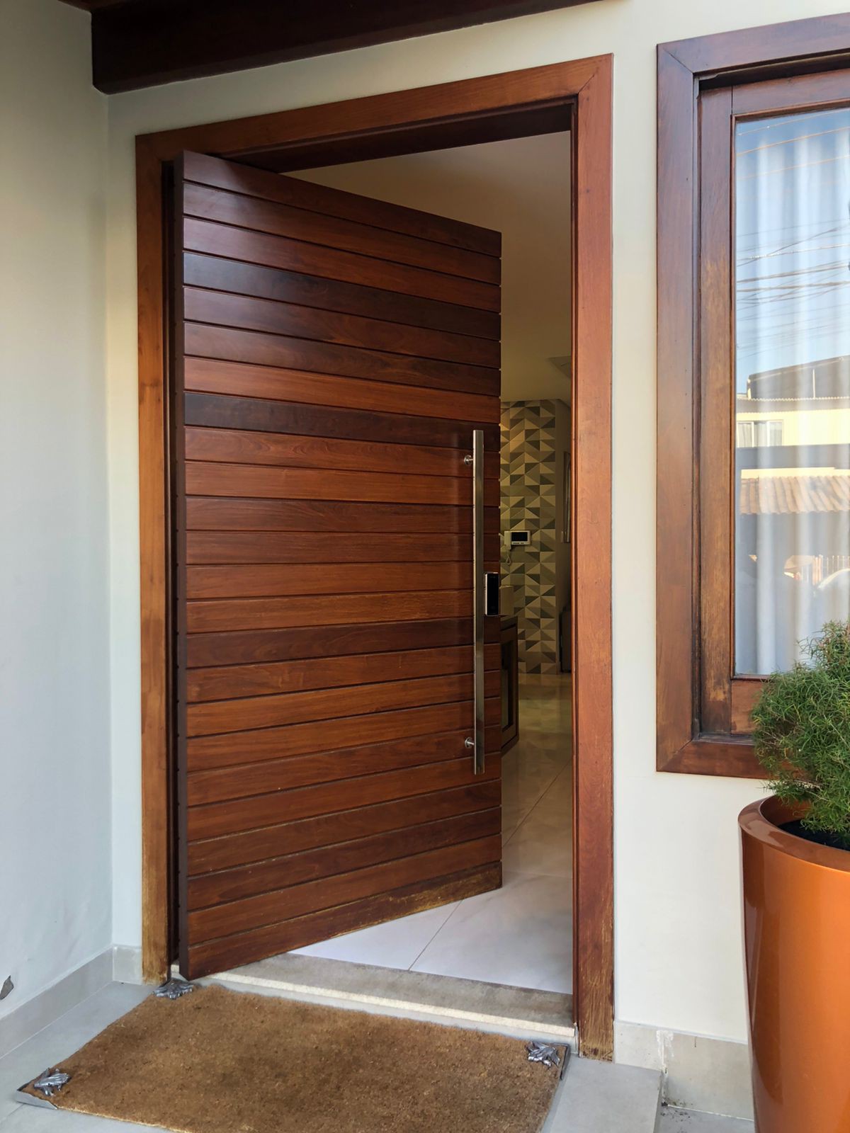 Kit porta pivotante especial com ripado horizontal em ipê extra ...