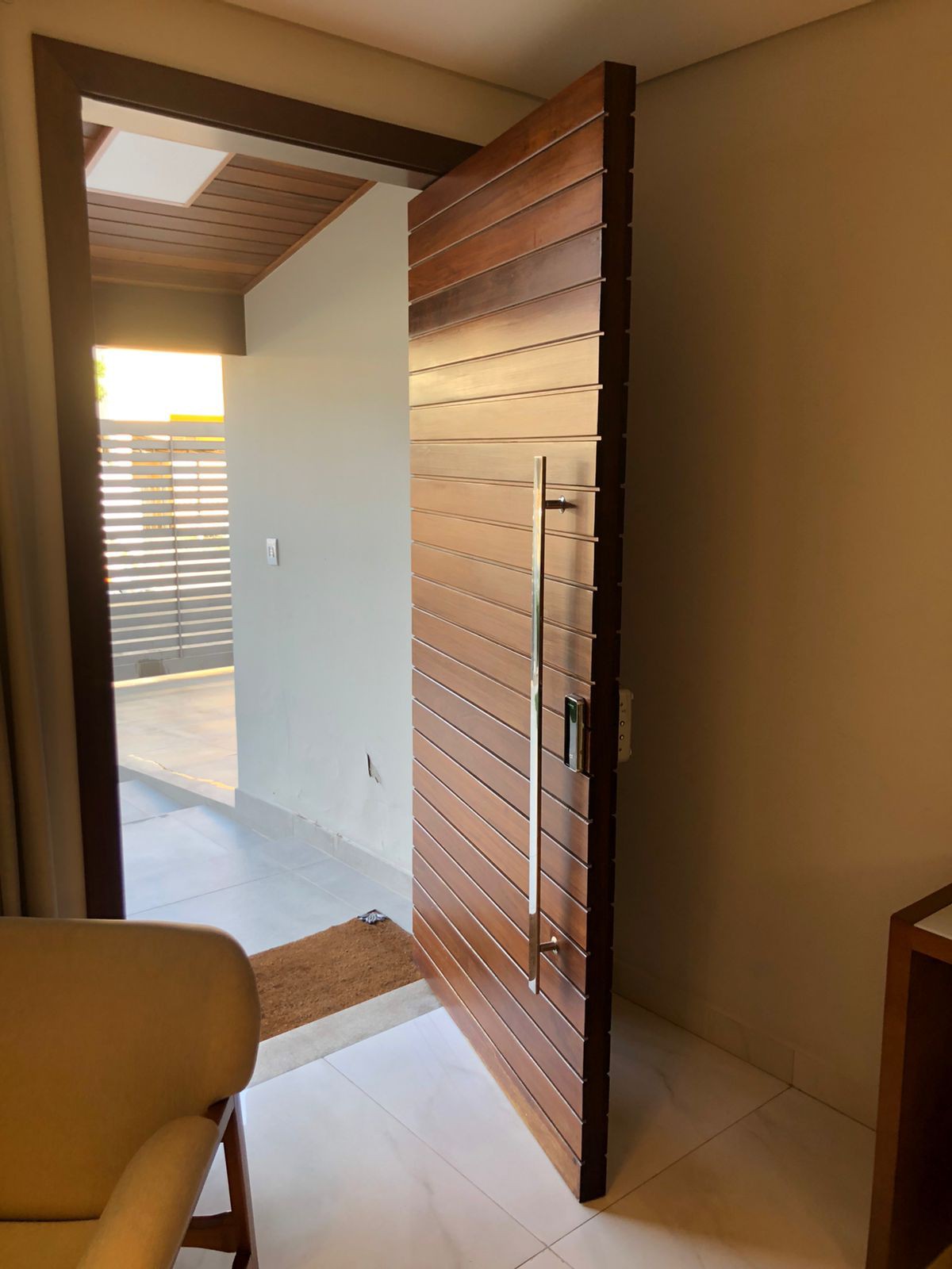 Kit porta pivotante especial com ripado horizontal em ipê extra ...