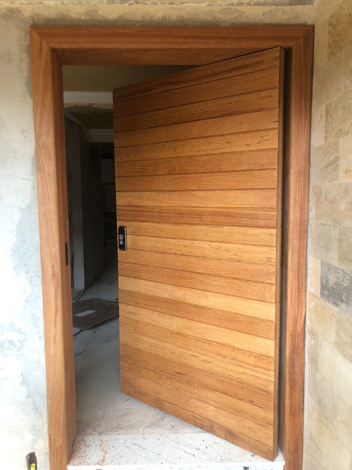 Kit porta pivotante especial com ripado horizontal em angelim pedra ...