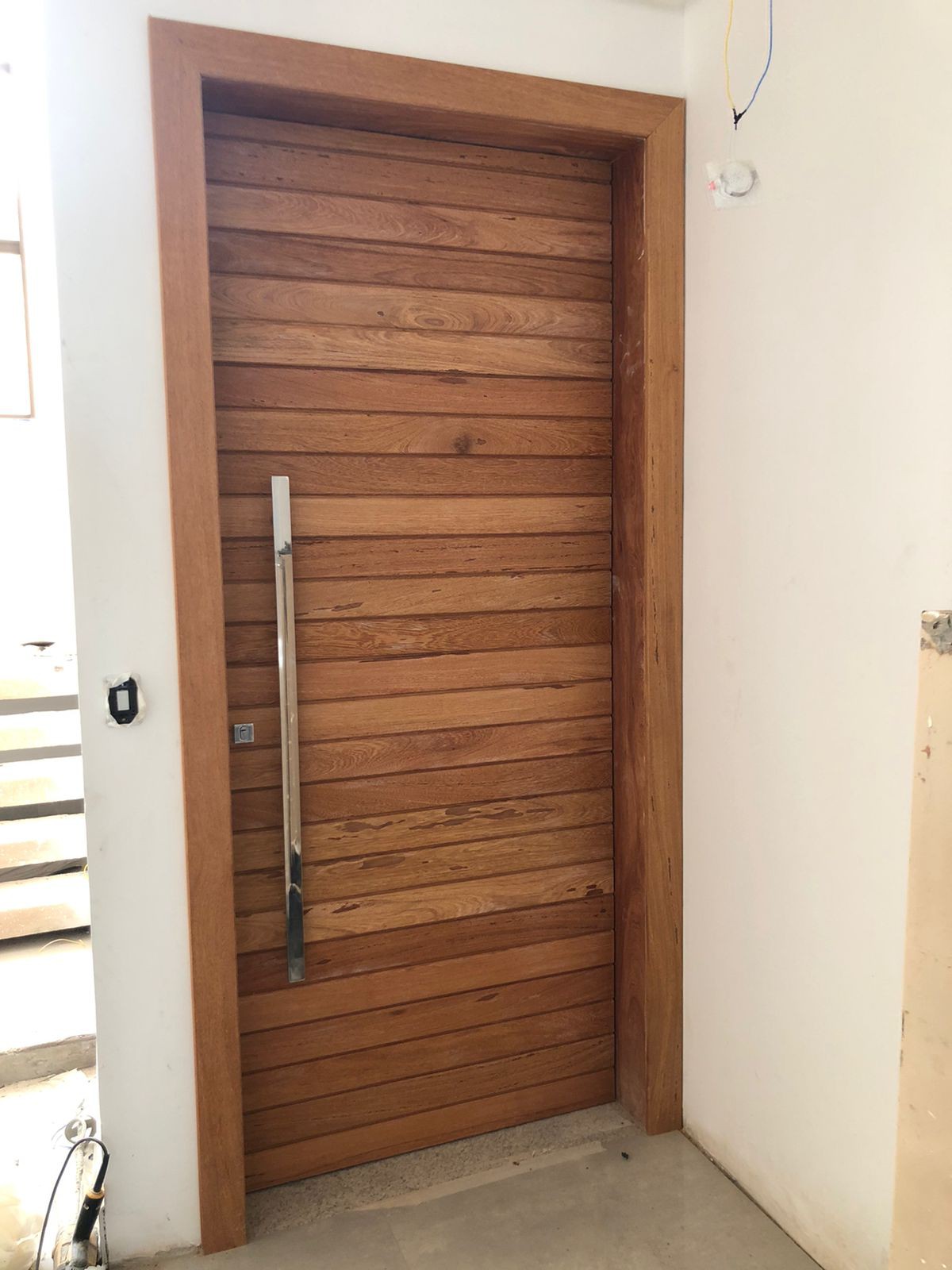 Kit porta pivotante especial com ripado horizontal em angelim pedra ...