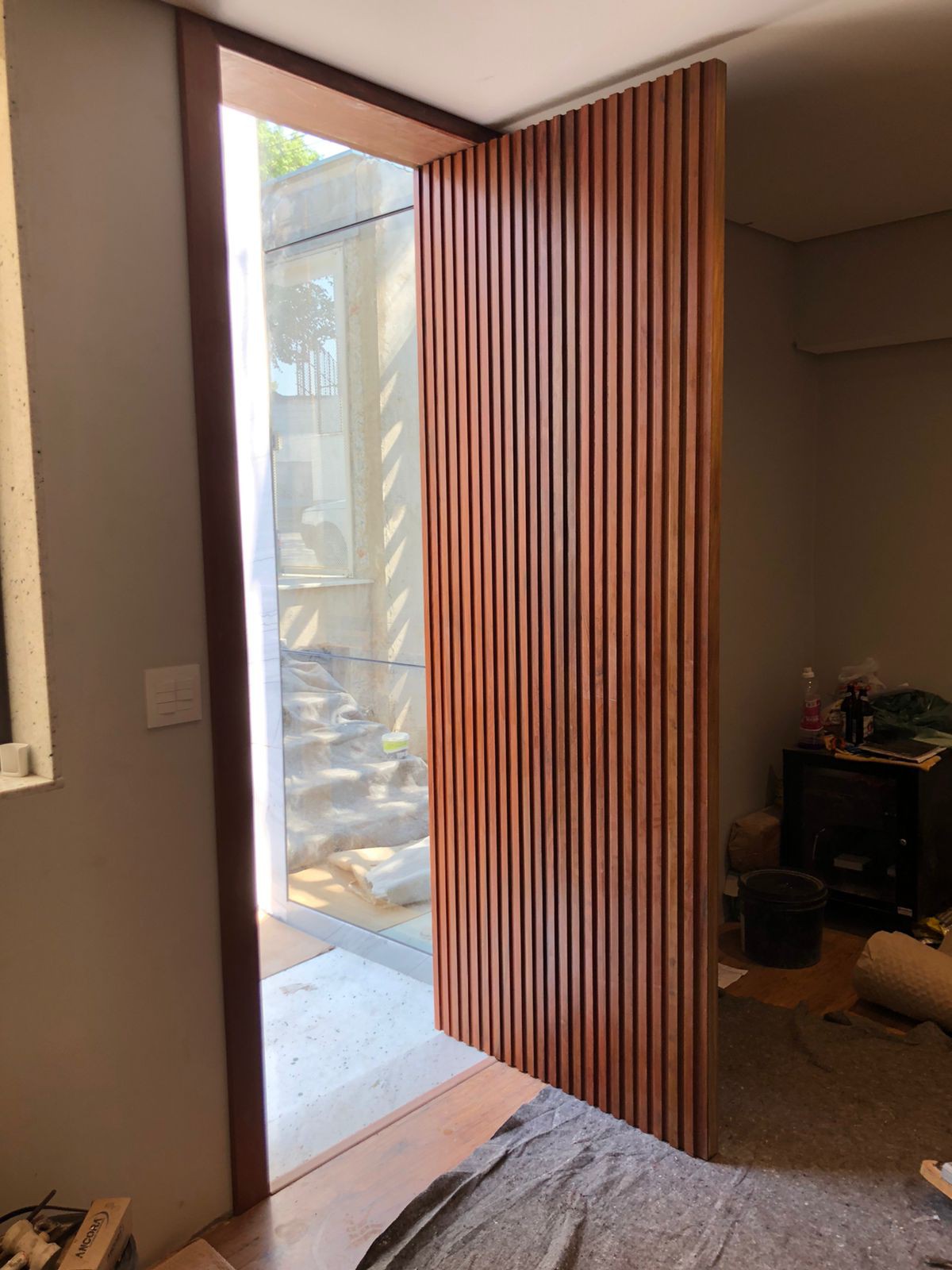 Kit porta pivotante especial com ripado vertical em ipé extra ...