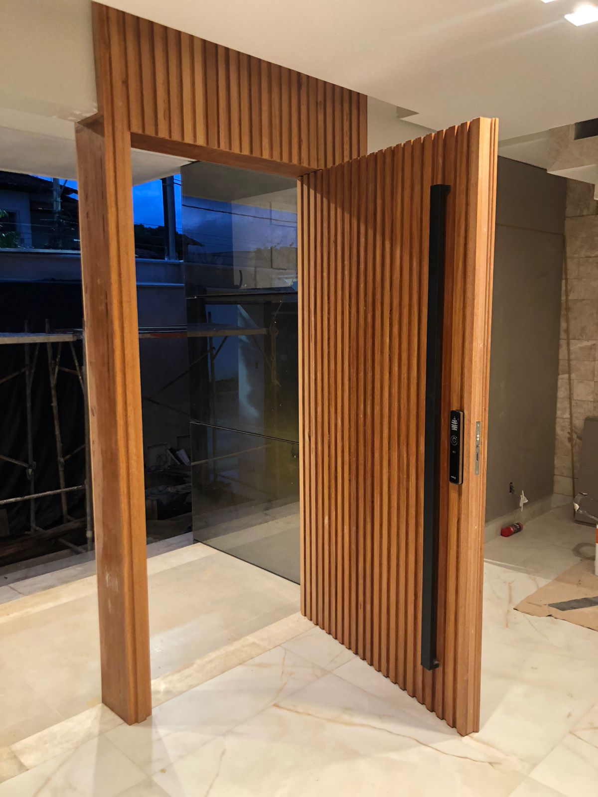 FOLHA PORTA PIVOTANTE ESPECIAL RIPADO VERTICAL ANGELIM PEDRA ...