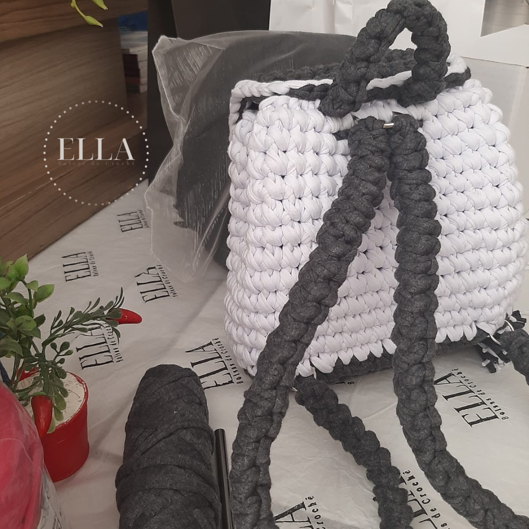 Mochila de crochê feita à mão em fio de malha - Ella Bolsas de Crochê