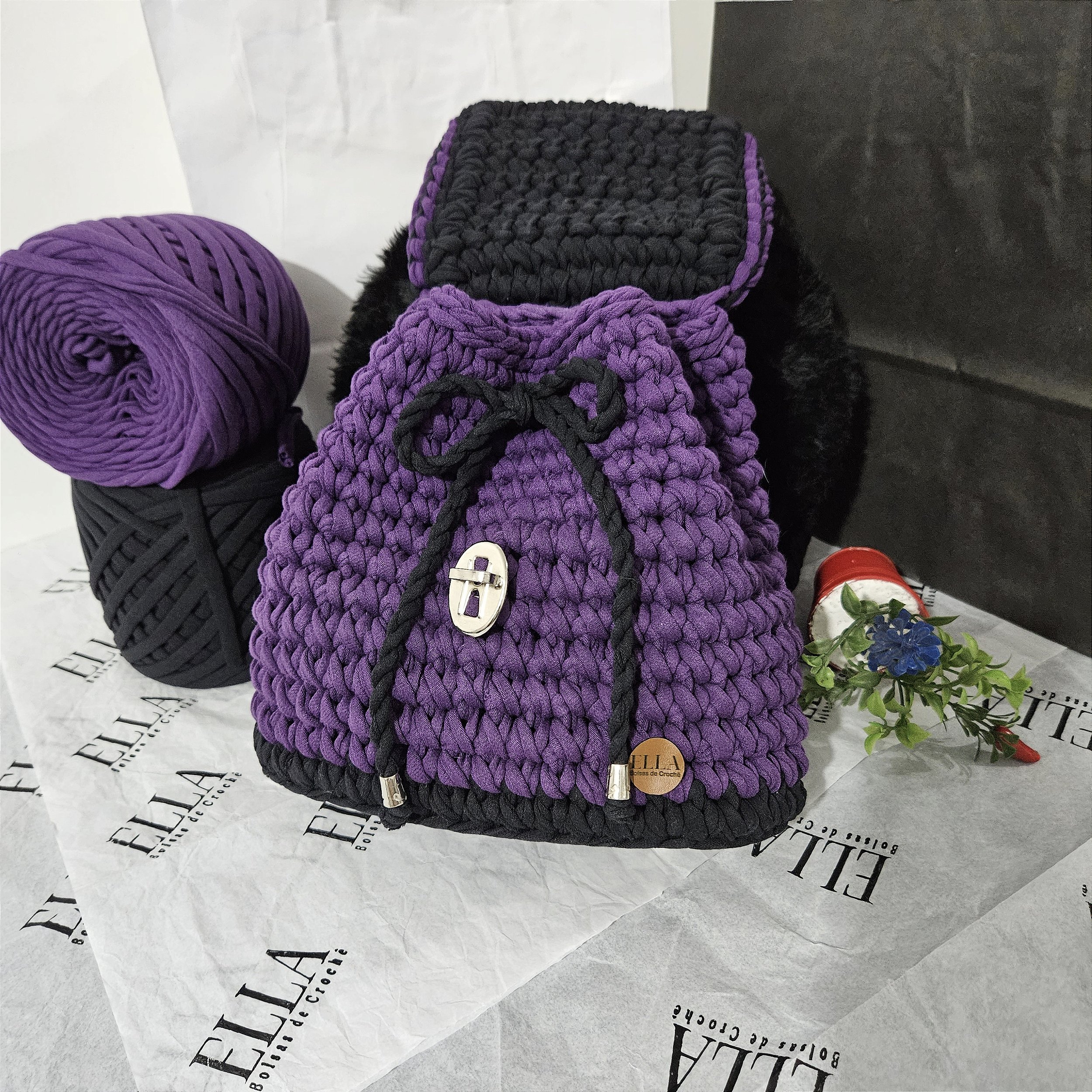 Mochila de crochê feita à mão em fio de malha - Ella Bolsas de Crochê