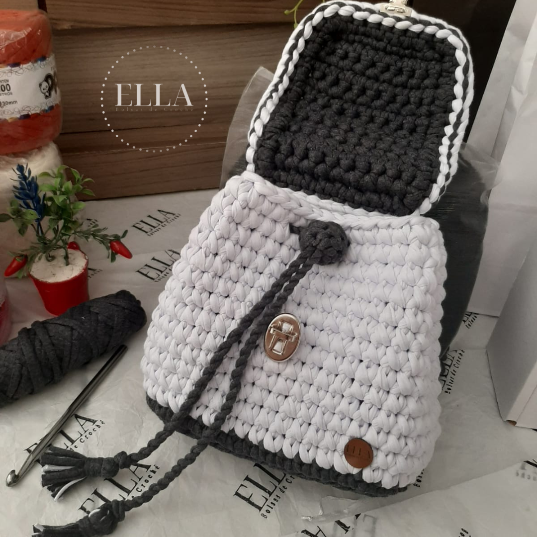 Mochila de crochê feita à mão em fio de malha - Ella Bolsas de Crochê