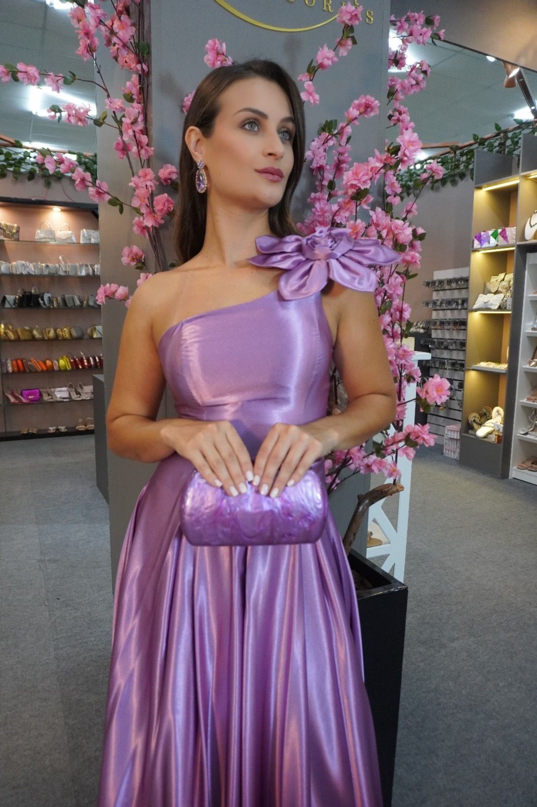 vestido longo lilás violeta degradê com flor no ombro - Ostentacione ...