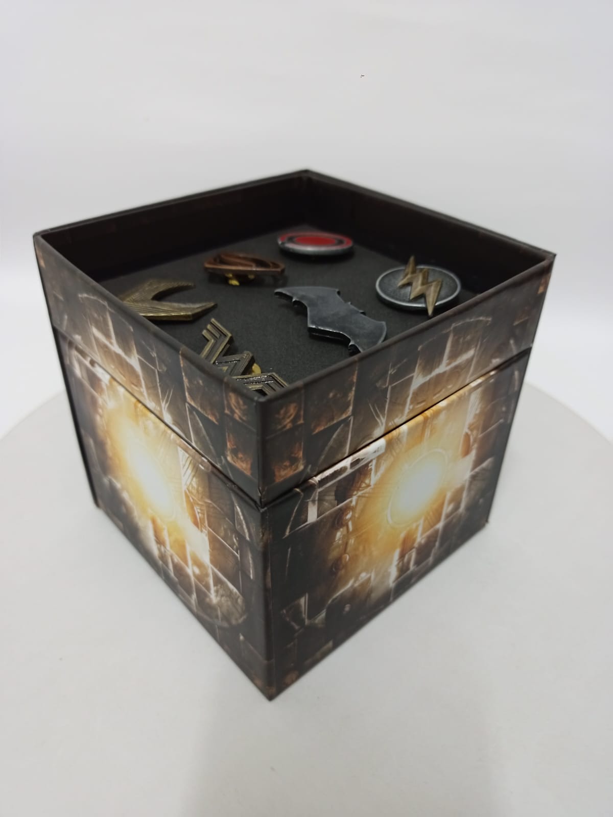 CAIXA MATERNA C/6 PINS BOTON - LIGA DA JUSTIÇA- ACTION FIGURE COLLEC ...