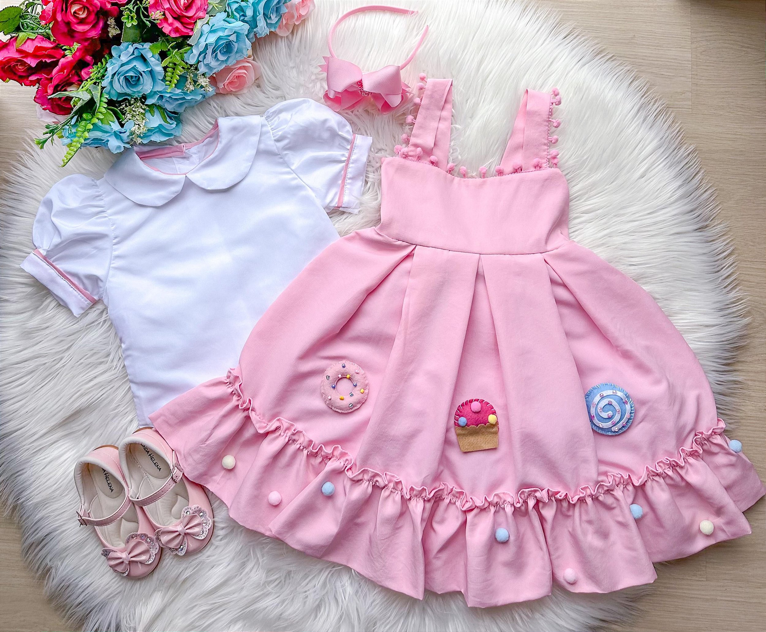 Vestido Bella Child Jardineira Doces - Doceria Rosa - BELLI KIDS ATACADO