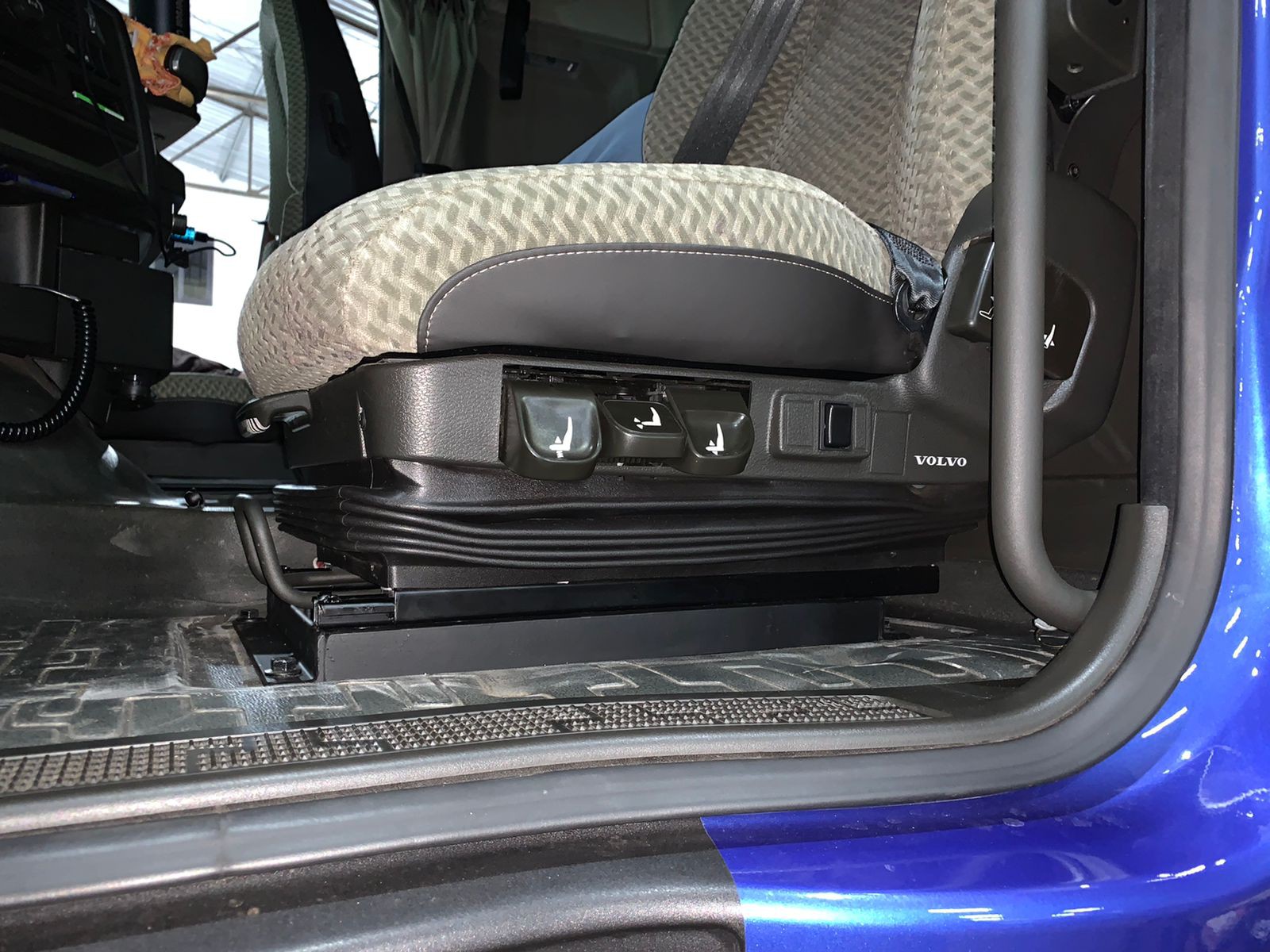 Caixa de banco motorista rebaixada Volvo FH - Apara Barro DEMA