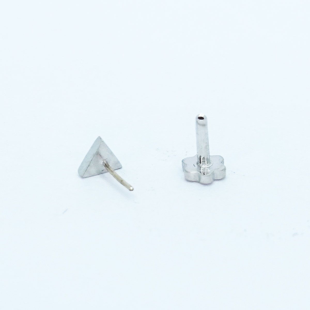 Piercing Labret Plug em Ouro 18K Triângulo - Escola do Piercing