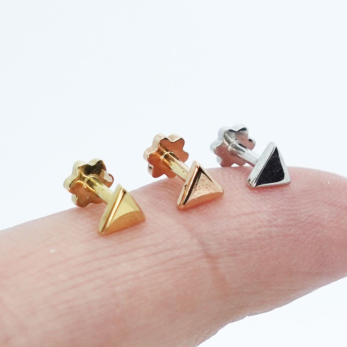 Piercing Labret Plug em Ouro 18K Triângulo - Escola do Piercing