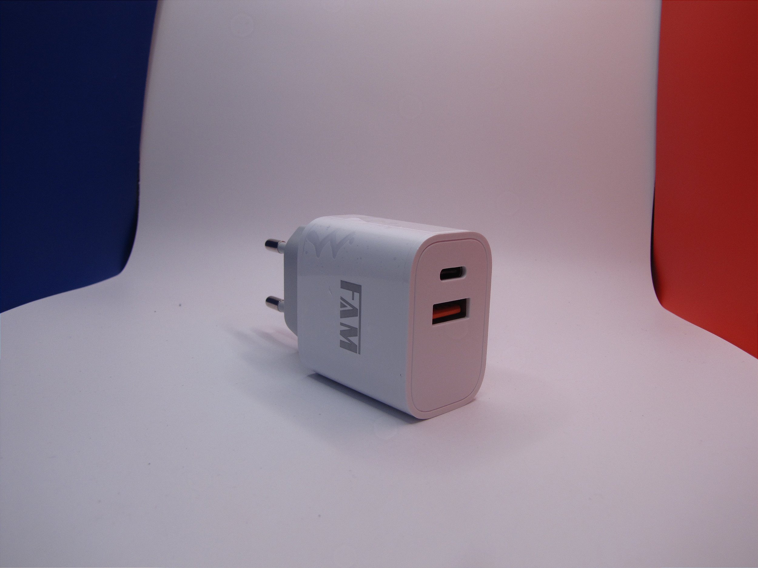 Carregador de Celular Turbo/Fast Charger, com 2 saídas PD / QC 3.0, 20W, marca FAM, modelo FCA ...