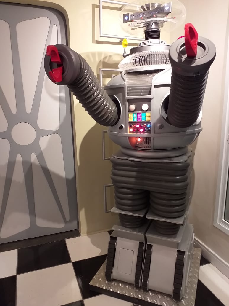 Locação - Robô B9 Da Serie Perdidos No Espaço Lost In Space - PLANET ...