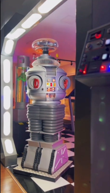 Locação - Robô B9 Da Serie Perdidos No Espaço Lost In Space - PLANET ...