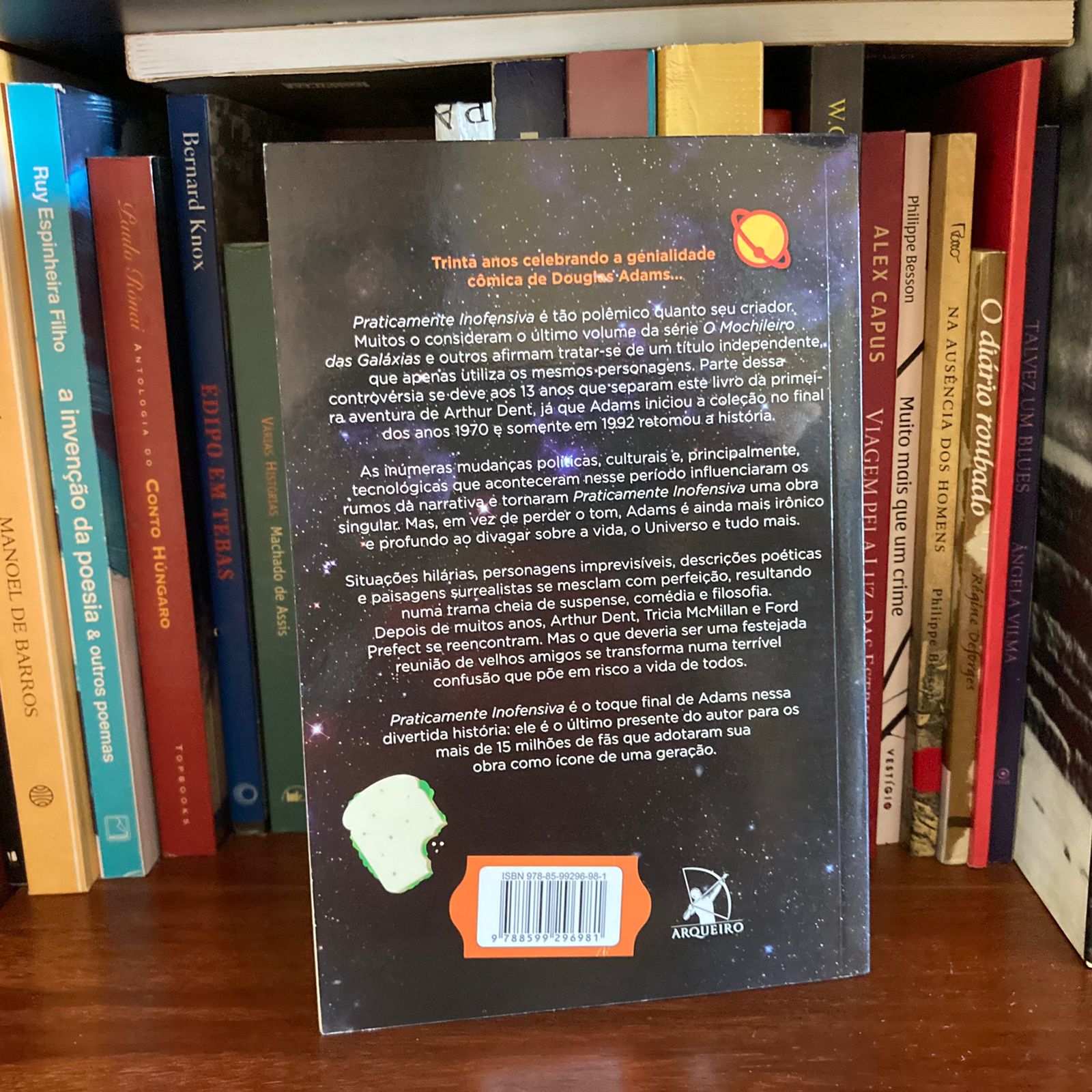Livro: Praticamente inofensiva, de Douglas Adams - Novo - Pouso Cultural