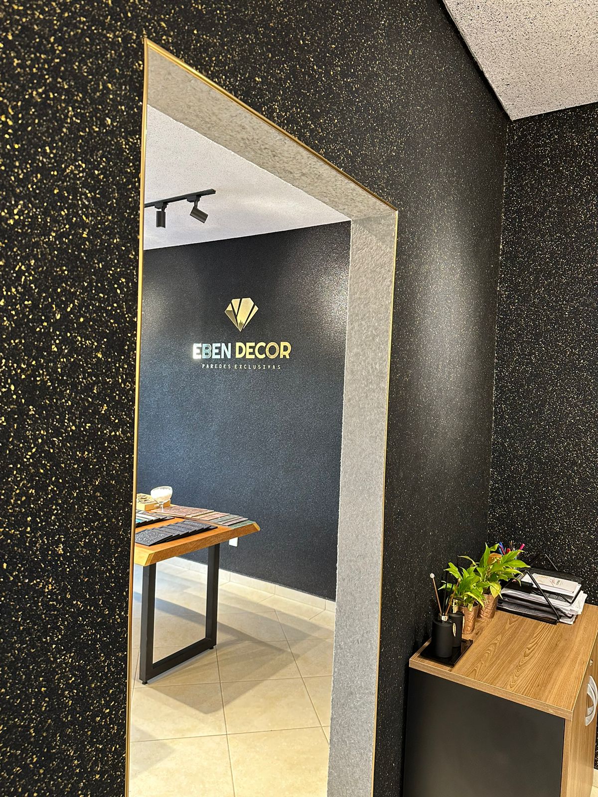 Cantoneira dourada - Eben Decor