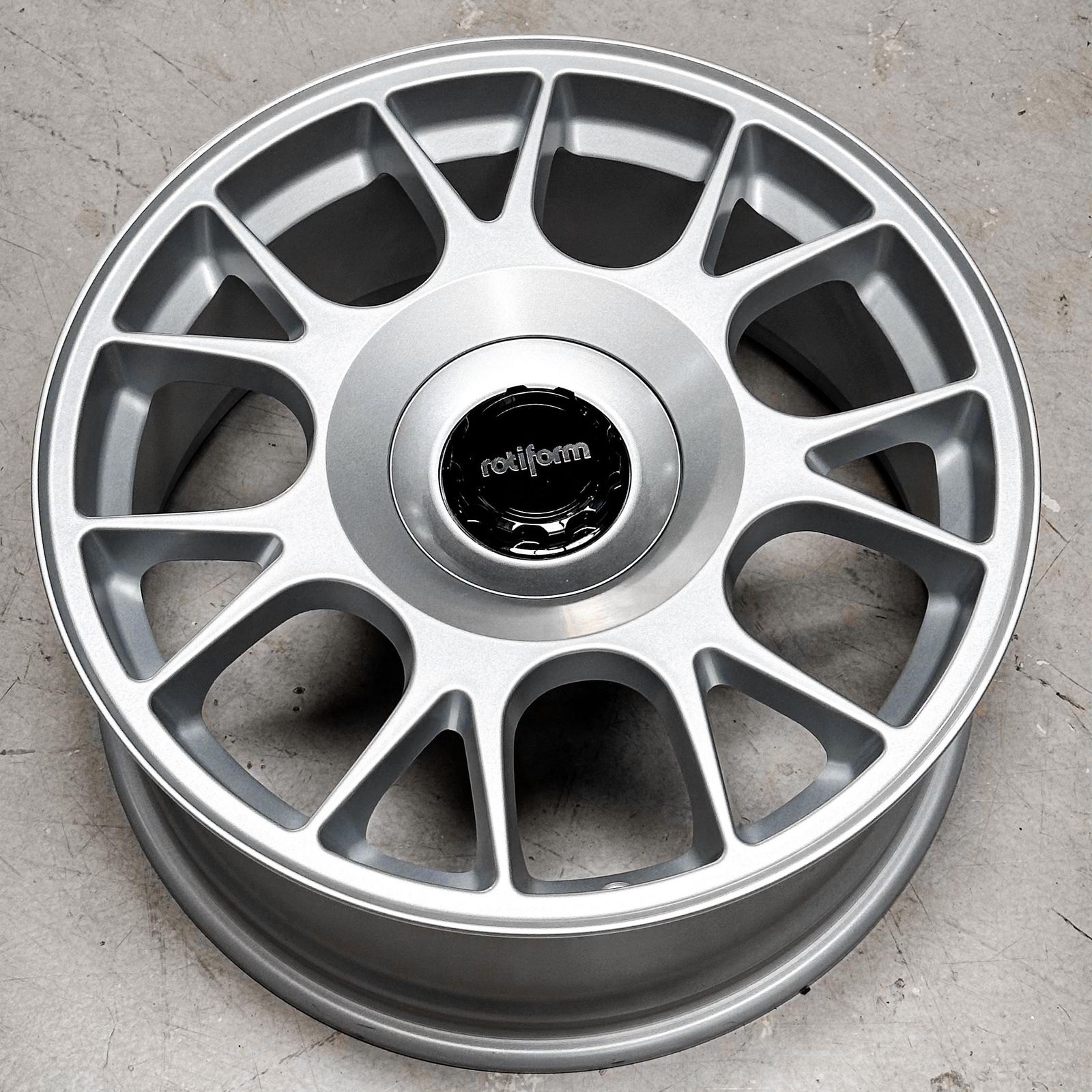 Jogo de rodas Rotiform TUF-R - 19x8,5" - 5x100/5x112 - VPR Brasil