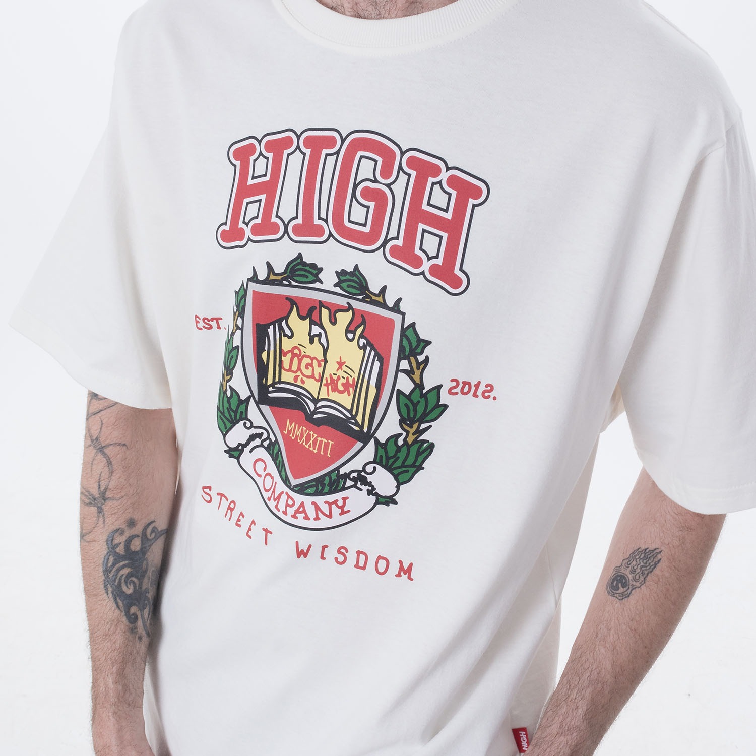 HIGH TEE UNIVERSITY WHITE - - MELEVALOGO