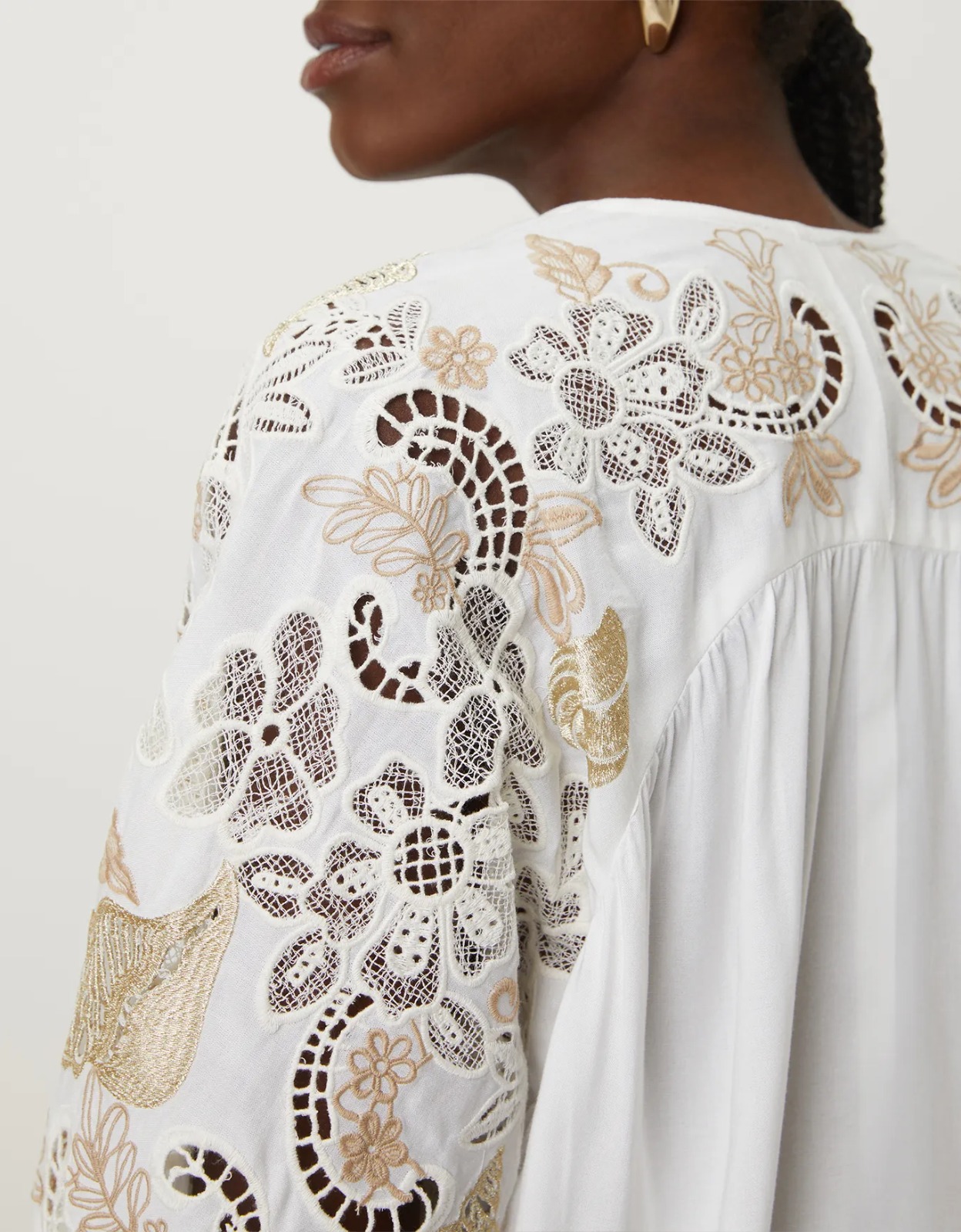 SHOULDER BLUSA BORDADO CONCHA - MELEVALOGO