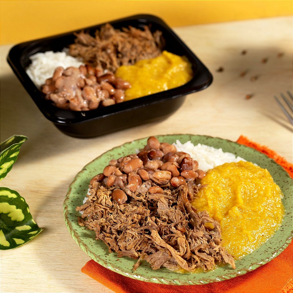 Carne Louca Desfiada com Purê de Mandioquinha, Arroz branco e Feijão ...
