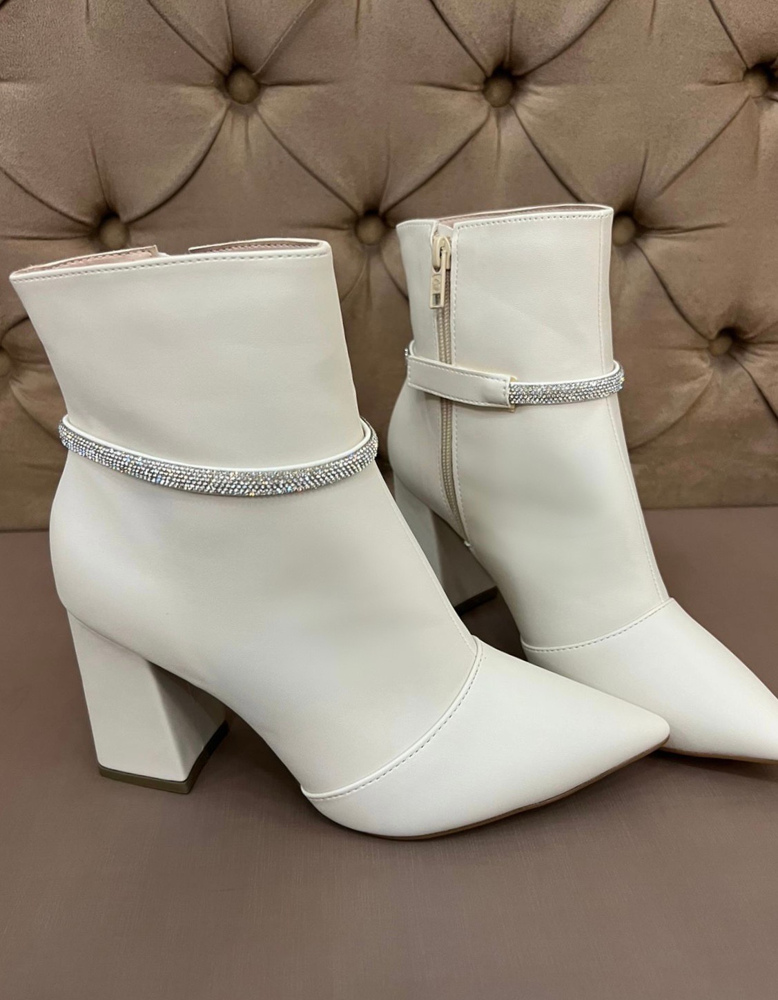 Bota bico fino off-white - Azure Shoes - Amou, comprou, recebeu!