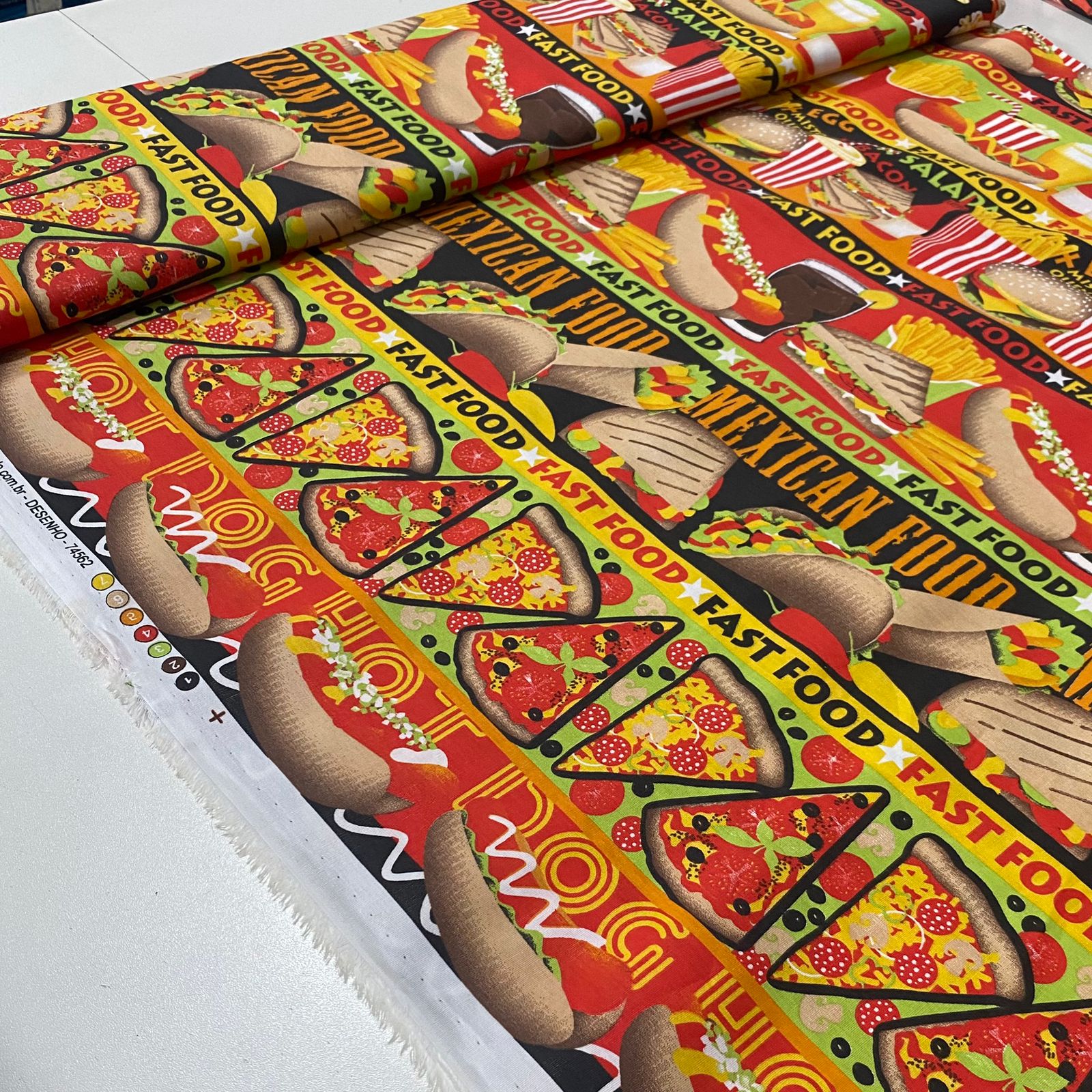 TRICOLINE BARRASDA ESTAMPADA (FAST FOOD) - Ponto dos Tecidos