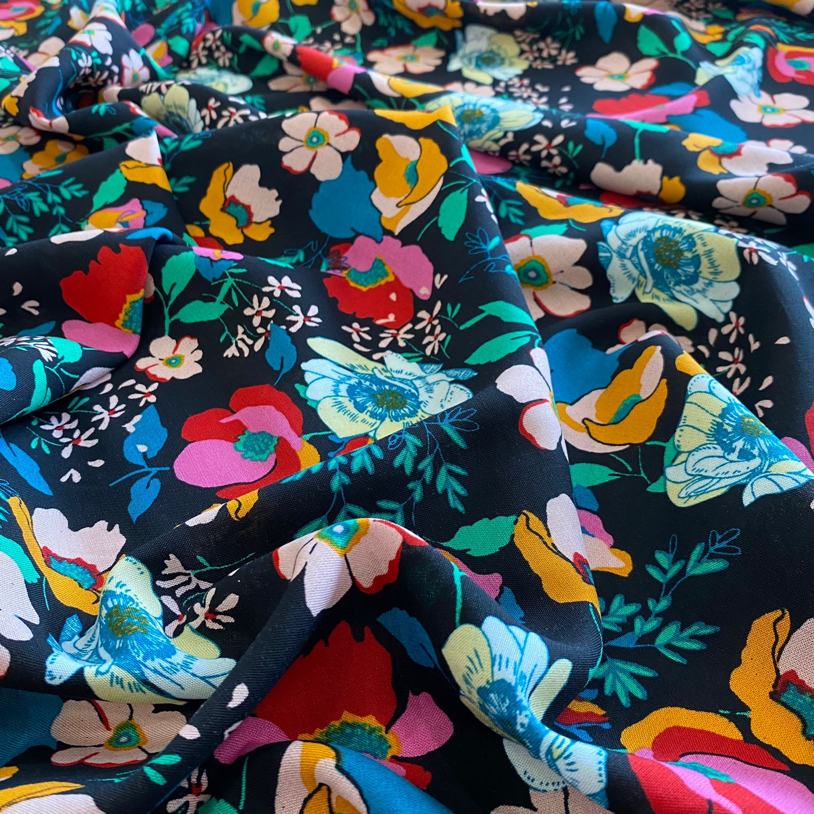 TECIDO VISCOSE ESTAMPADA (FLORES COLORIDAS E FUNDO PRETO) - Ponto dos ...