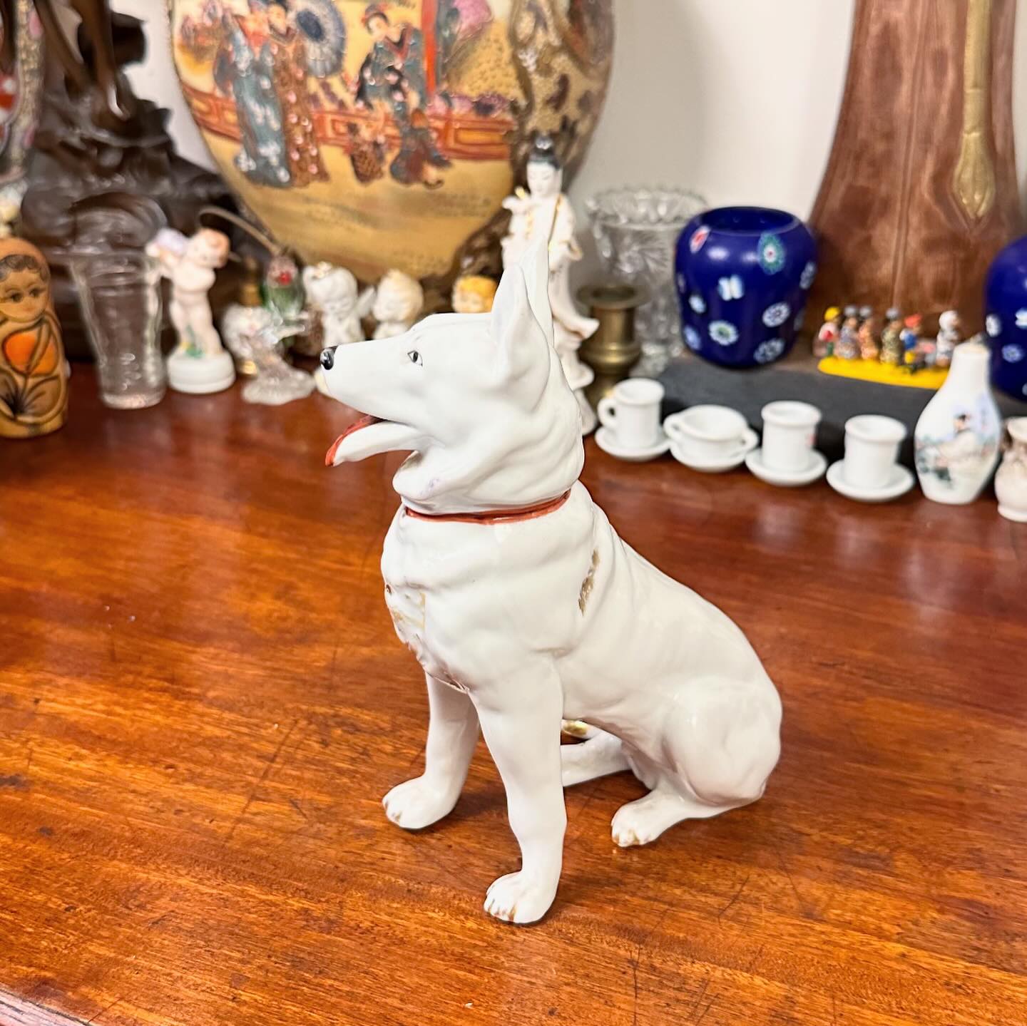 Bibelô em porcelana cachorro. - Dônama Antiquário