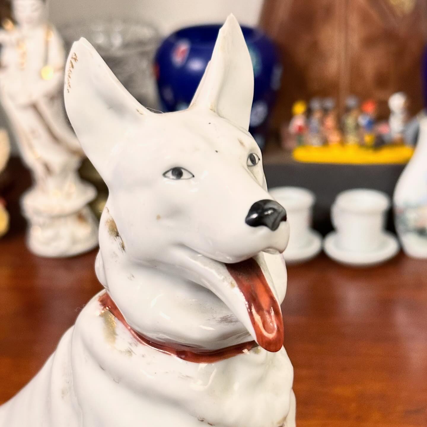 Bibelô em porcelana cachorro. - Dônama Antiquário