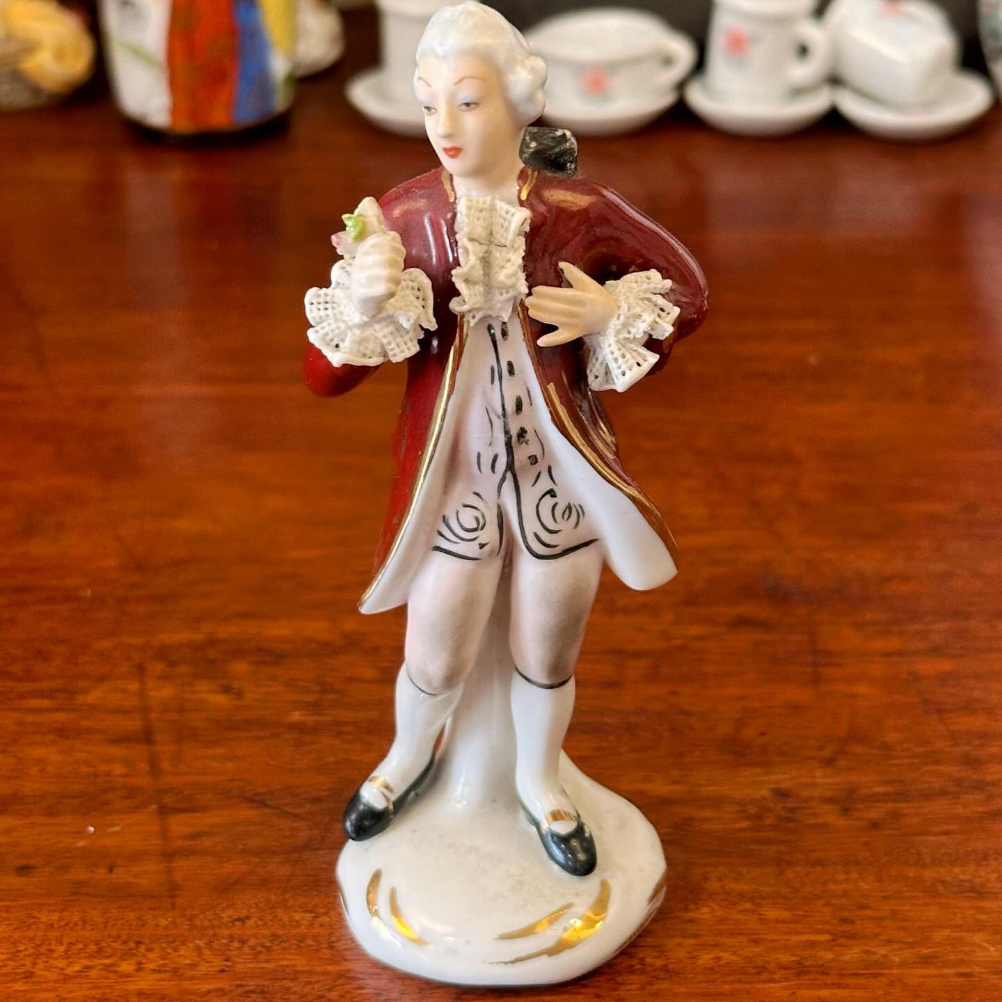 Bibelô em fina porcelana. - Dônama Antiquário