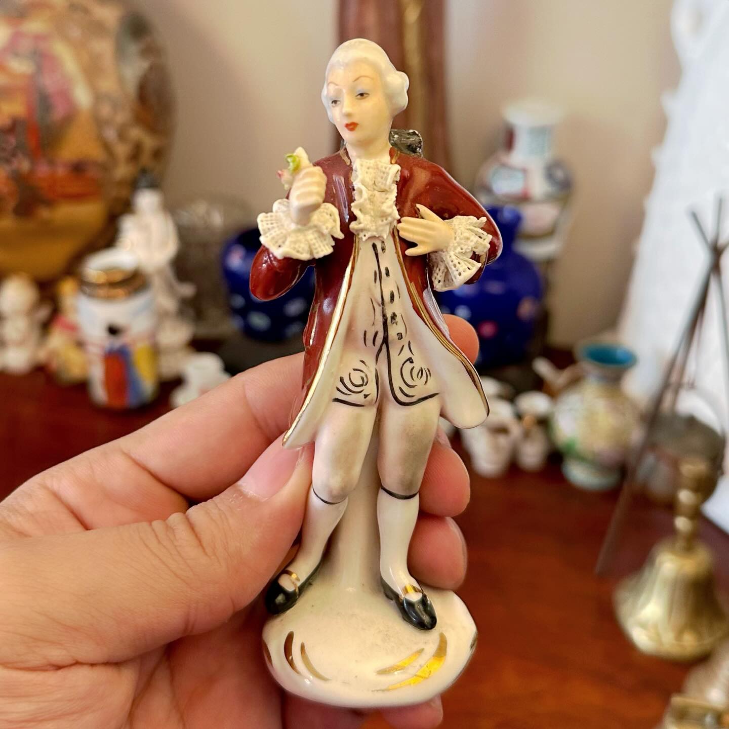 Bibelô em fina porcelana. - Dônama Antiquário