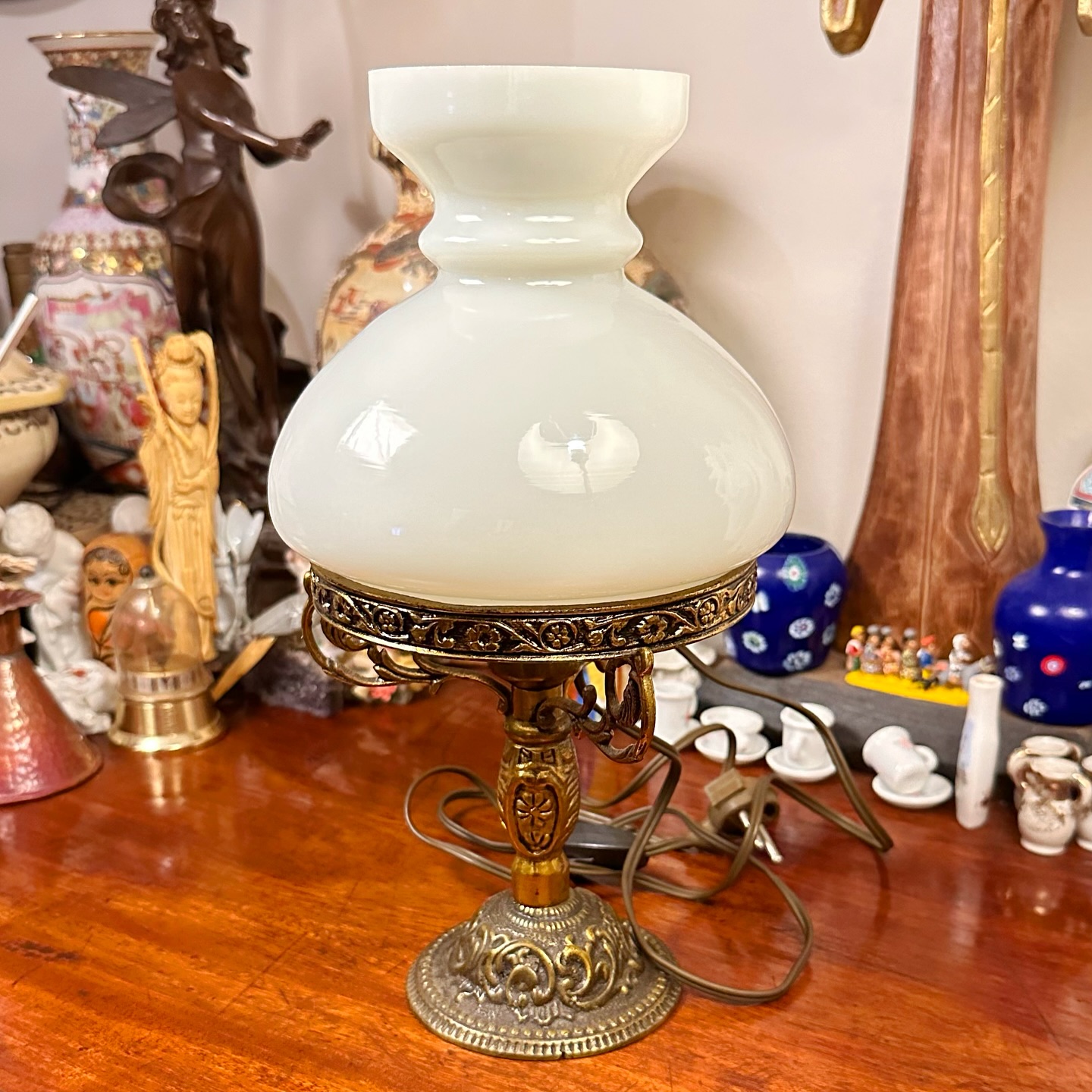 Antigo abajur com base em bronze - Dônama Antiquário