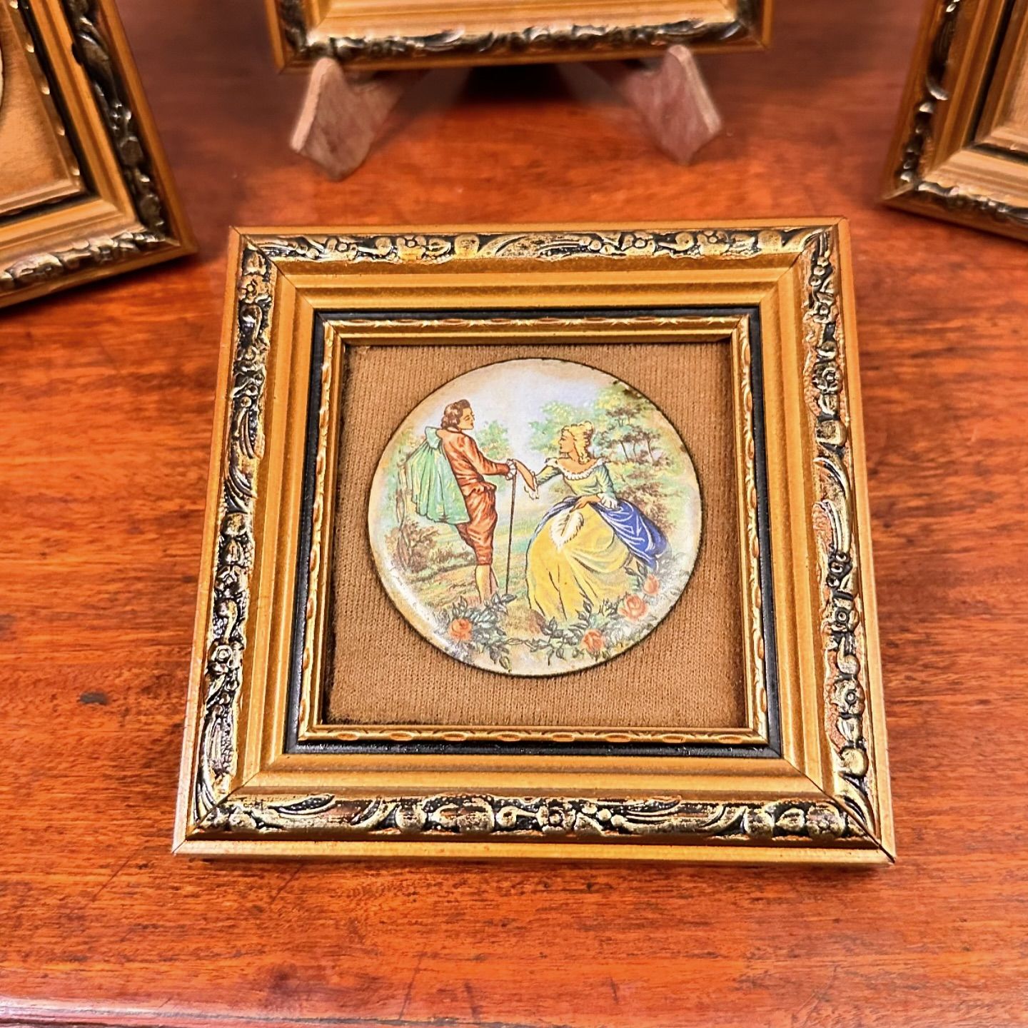 Quadrinho inglês em madeira e porcelana. - Dônama Antiquário