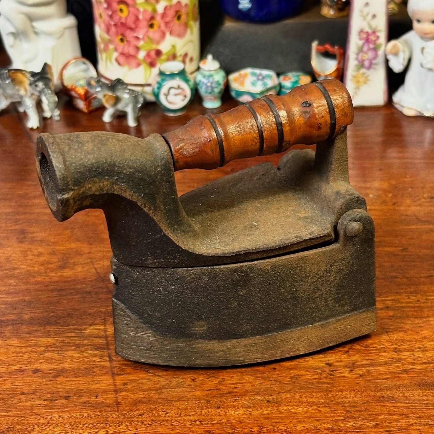 Pequeno ferro de brasa com chaminé. - Dônama Antiquário