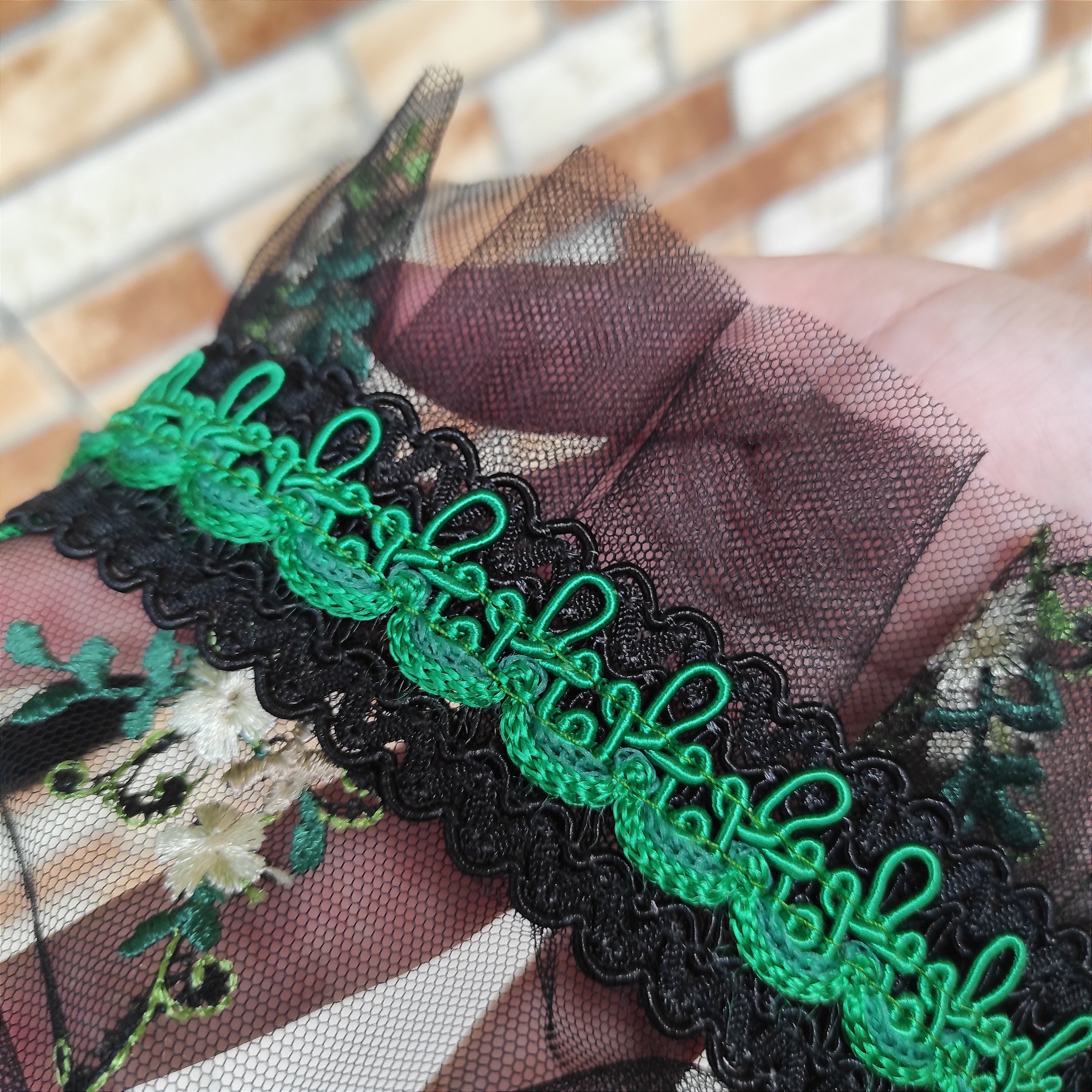 Capa de tule bordado preto/verde - Cabide da Mulambo