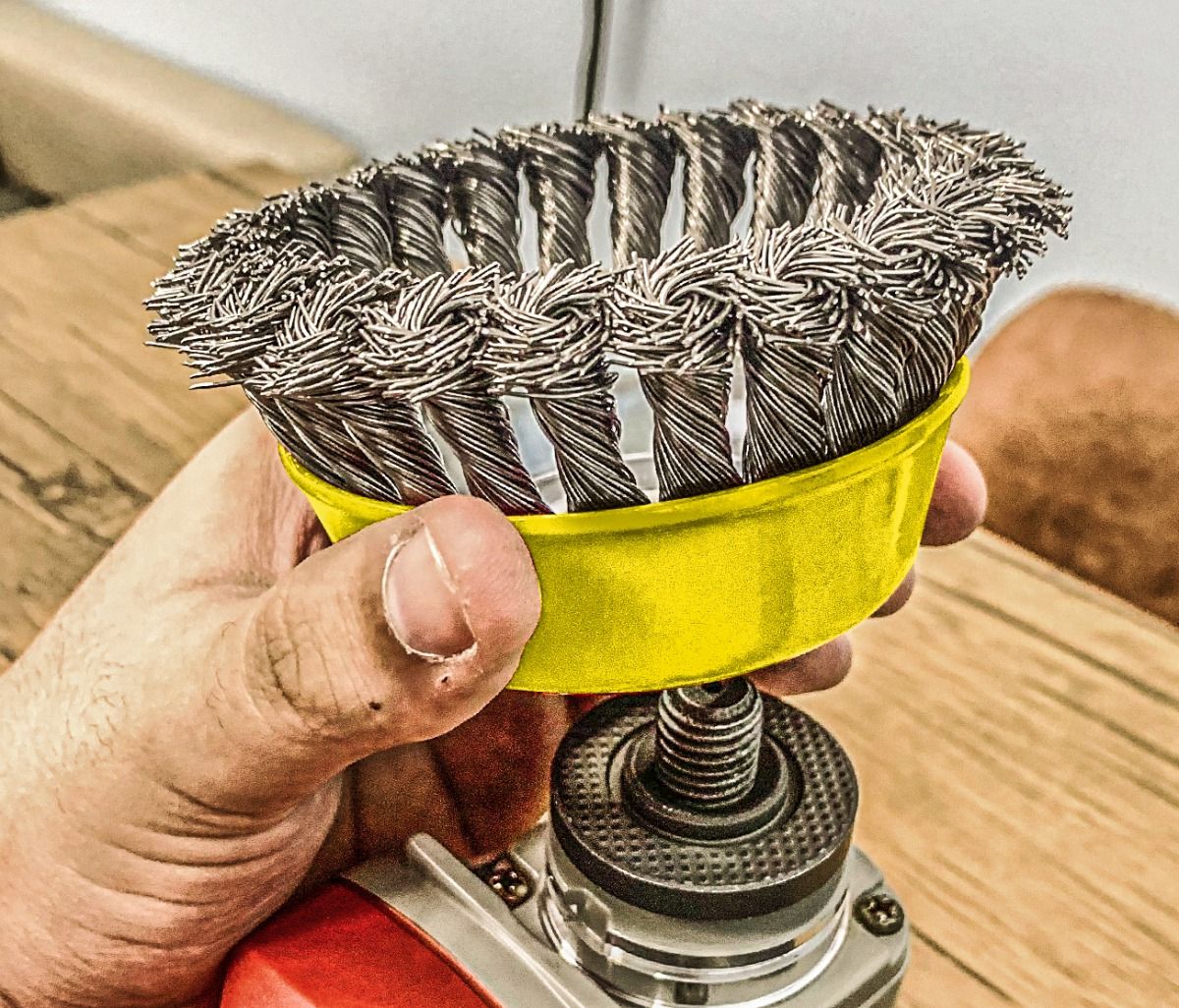 Escova De Aço Copo Fio Torcido Lixadeira 100mm Rosca M14 - suzer
